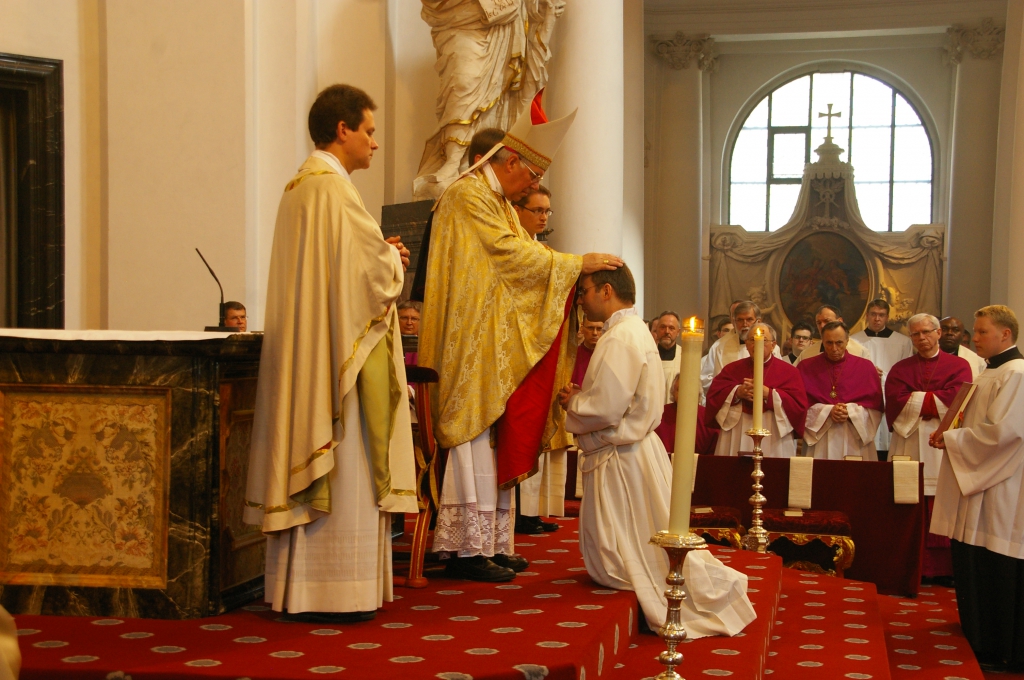 Bistum Fulda - Weihbischof Diez weihte sechs Priesteramtskandidaten zu Diakonen